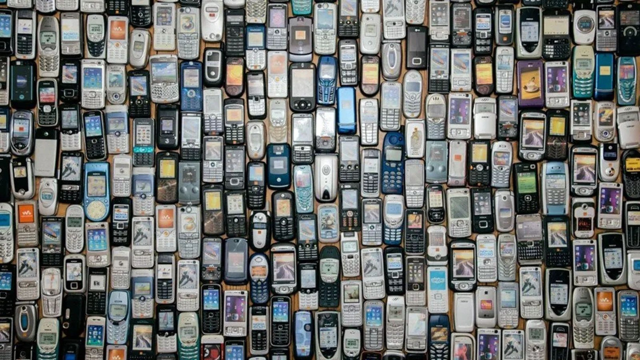 Eski telefonlar kıymete bindi; bir tanesi 39 bin TL’ye satılıyor! - F5Haber